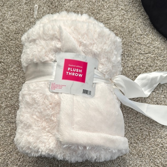 Ulta Beauty | Bedding | Ulta Limited Edition Plush Cream White Throw ...